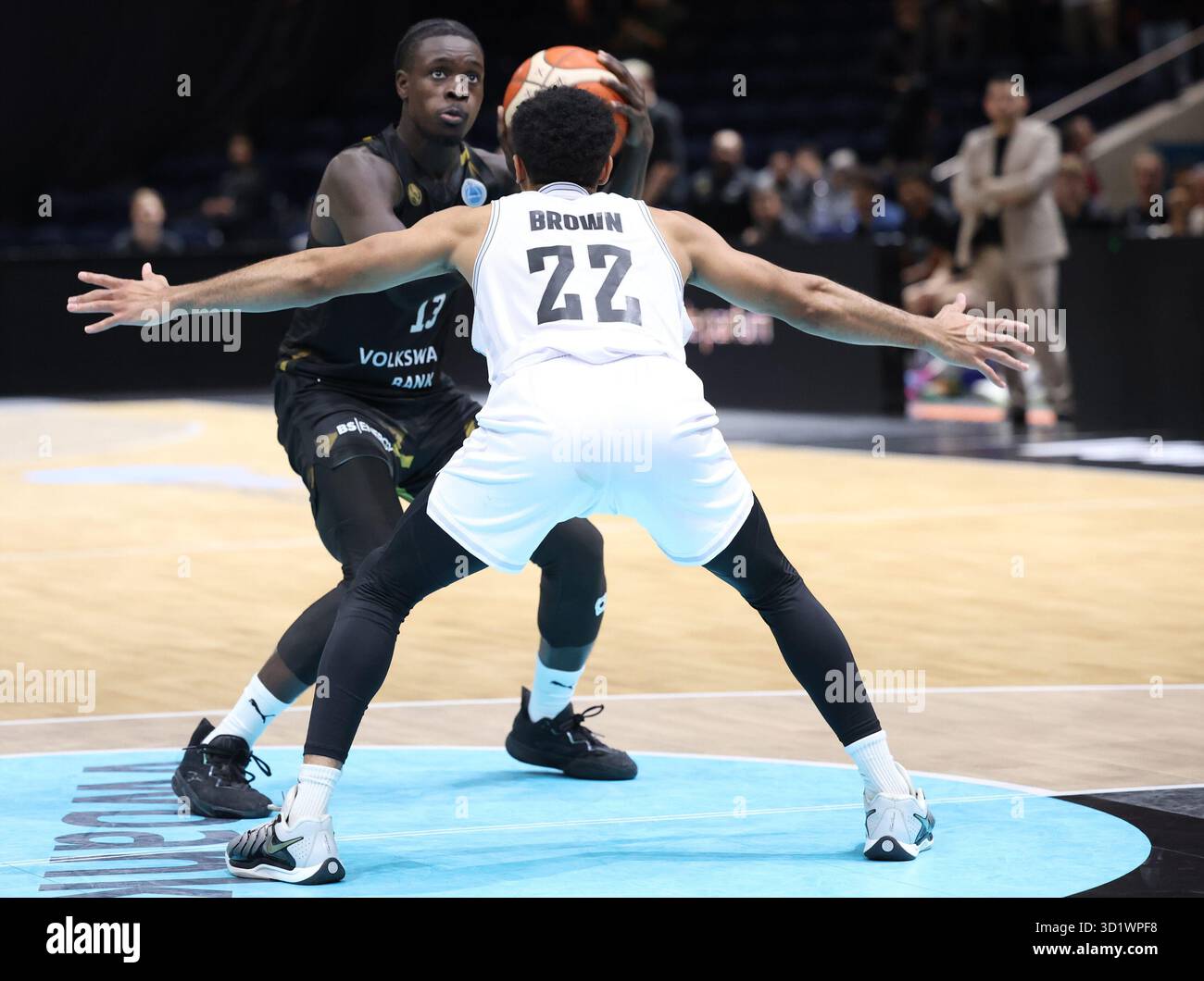 v.l. Barra Njie (Basketball Loewen #13), Stephen Brown (PAOK BC #22 ...