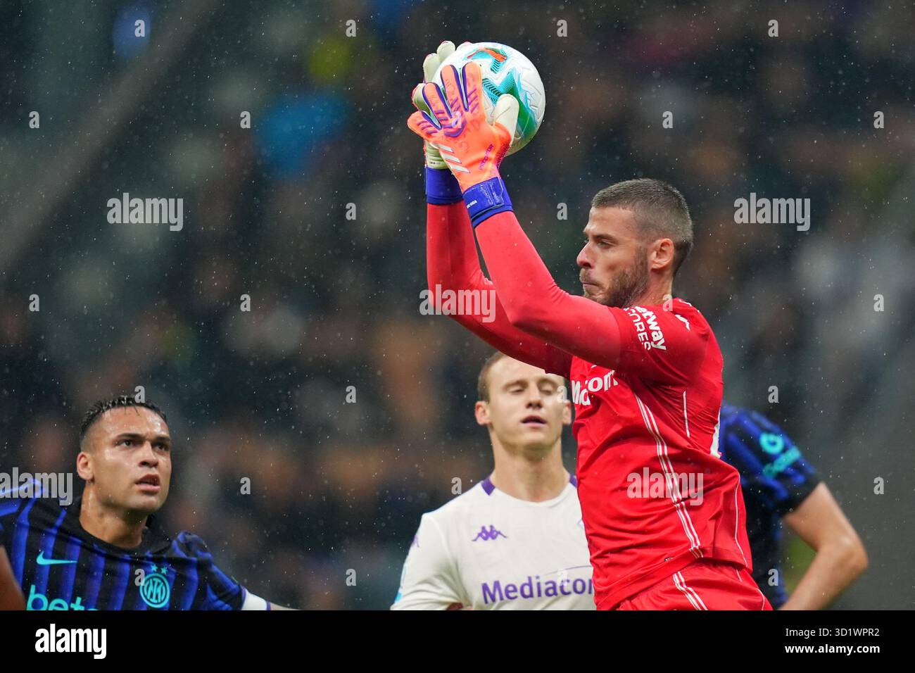Inter MilanÕs Lautaro Martinez fight for the ball with FiorentinaÕs ...