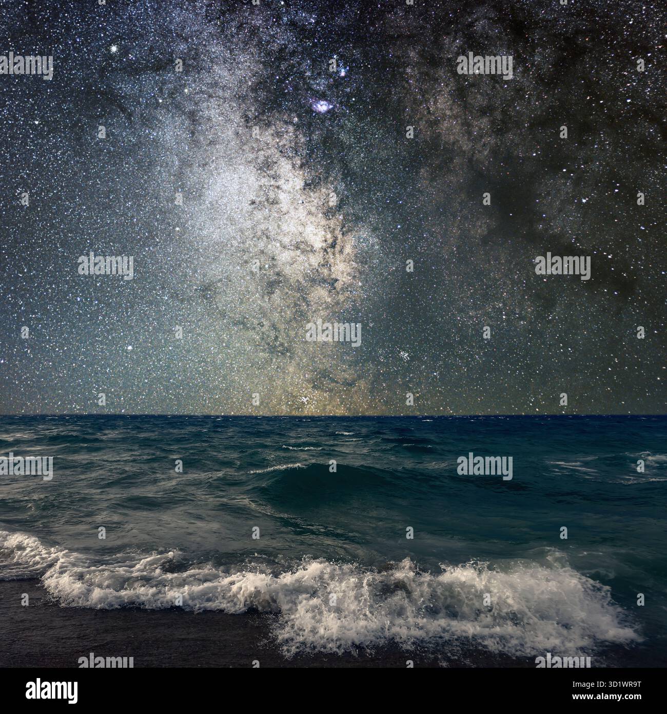 Milky way over ocean hi-res stock photography and images - Alamy