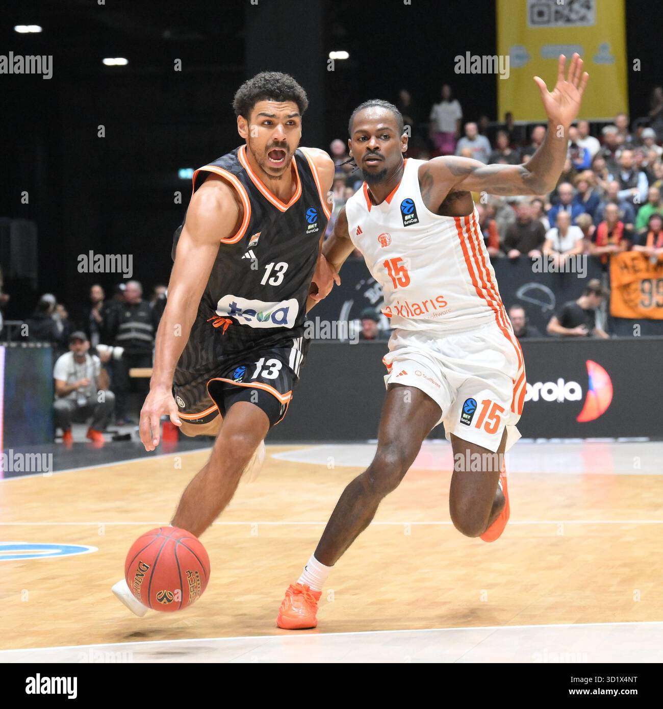 Mark Smith (ratiopharm ulm) li. und Tyron Brewer (NINERS Chemnitz) re ...
