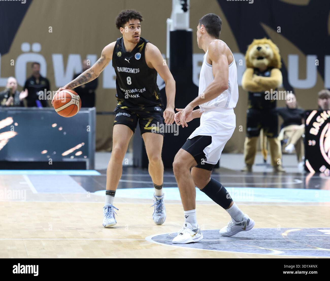 v.l. Joshua Obiesie (Basketball Loewen #8), Nikos Persidis (PAOK BC #18 ...