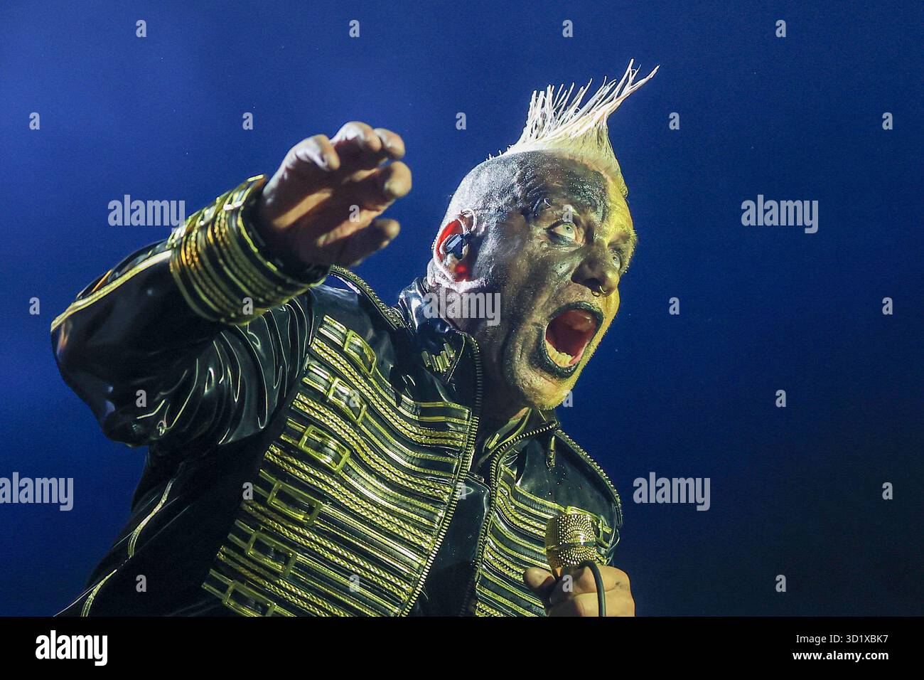 29 October 2025, Saxony, Leipzig: Till Lindemann sings "Meine Welt" on ...