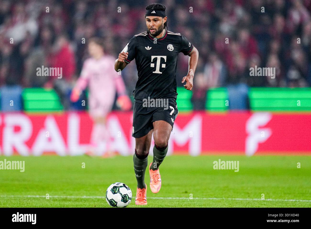 COLOGNE, GERMANY - OCTOBER 29: Serge Gnabry of Bayern Munchen dribbles ...