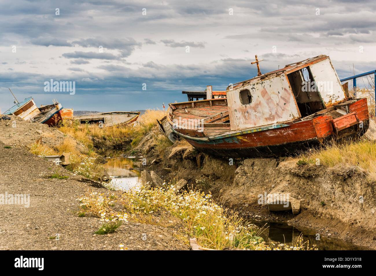Old stranded boats hi-res stock photography and images - Alamy