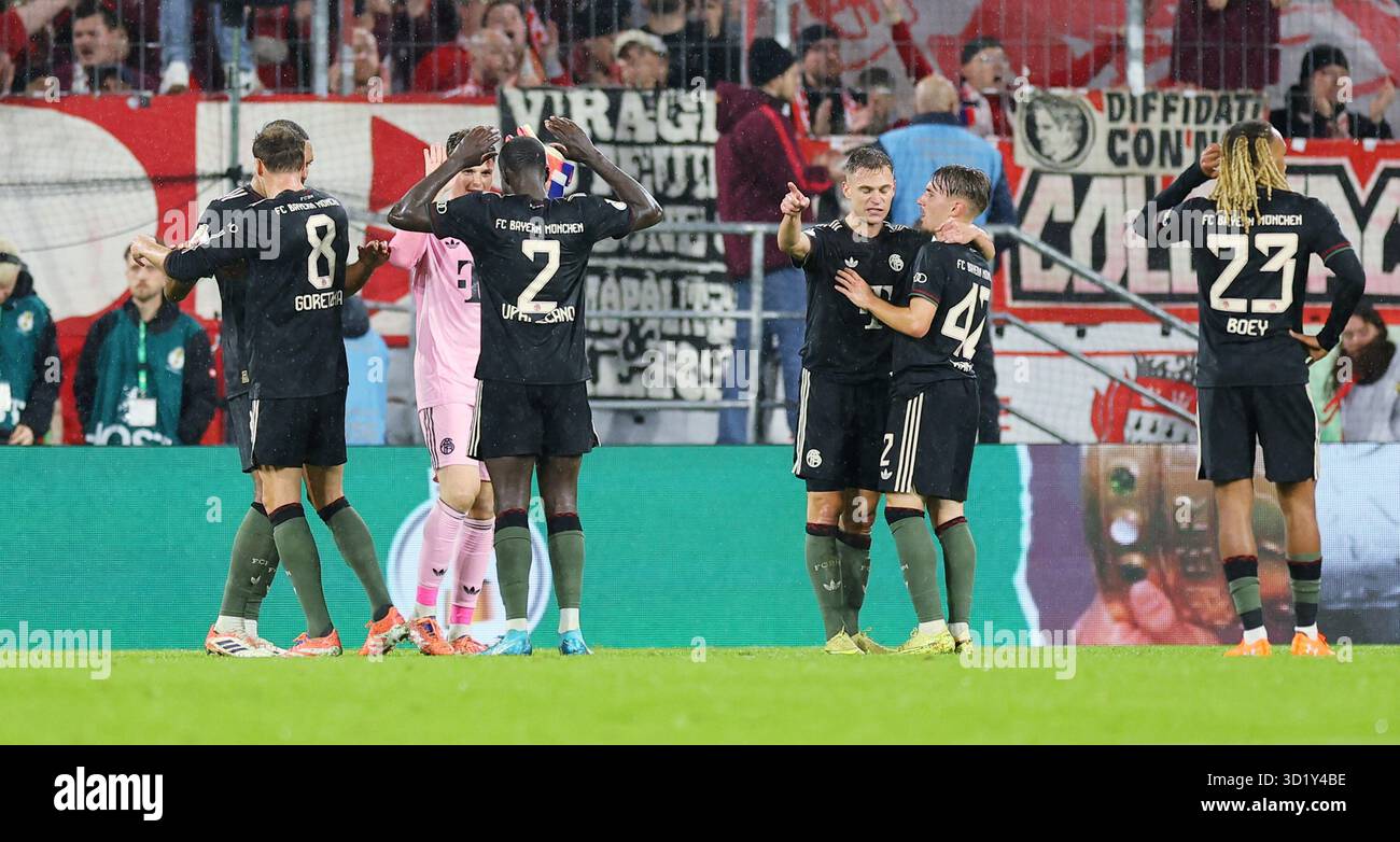 Final celebration from the left: Leon Goretzka, goalkeeper Jonas Urbig ...