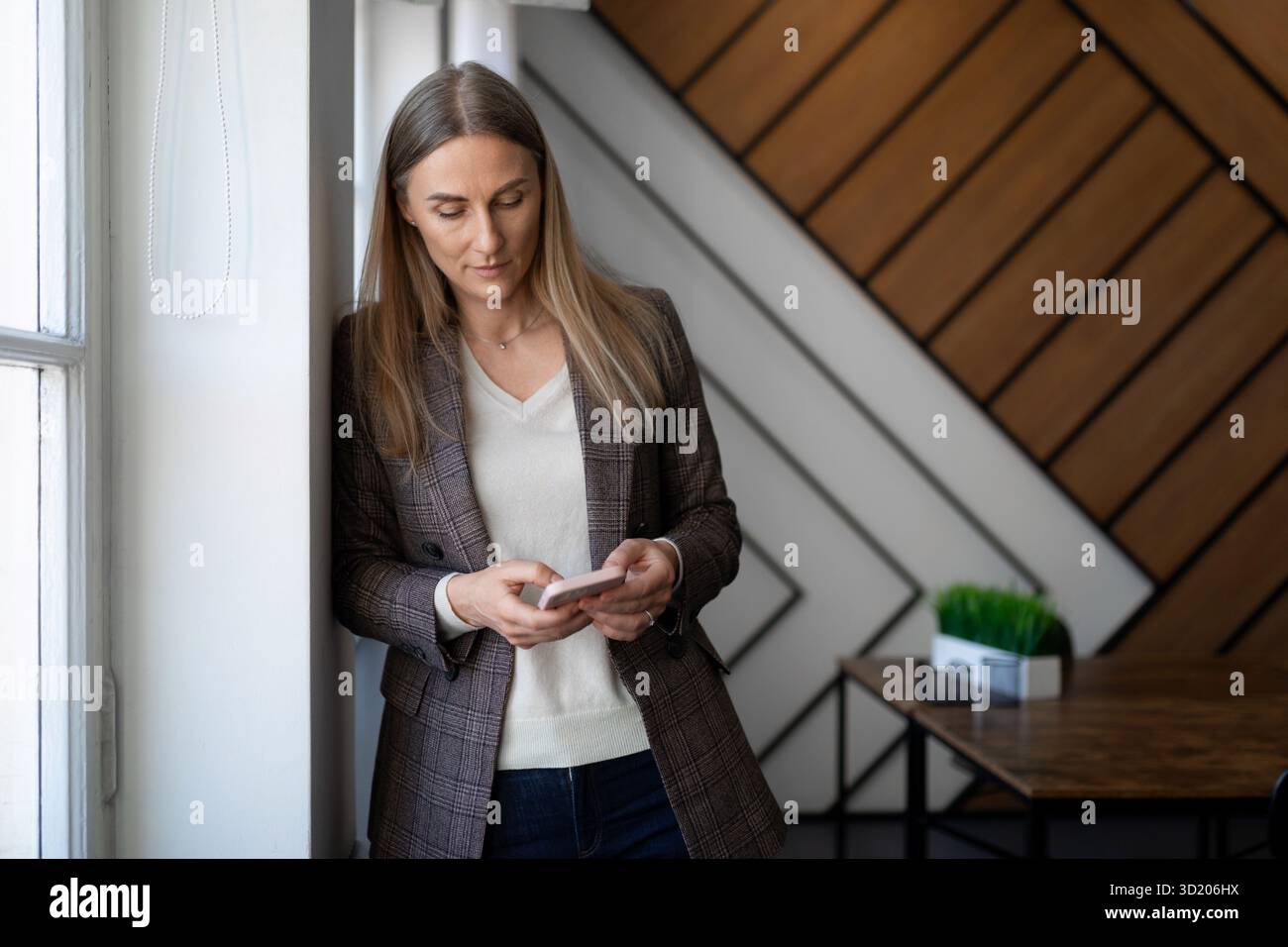Woman in professional setting hi-res stock photography and images - Alamy