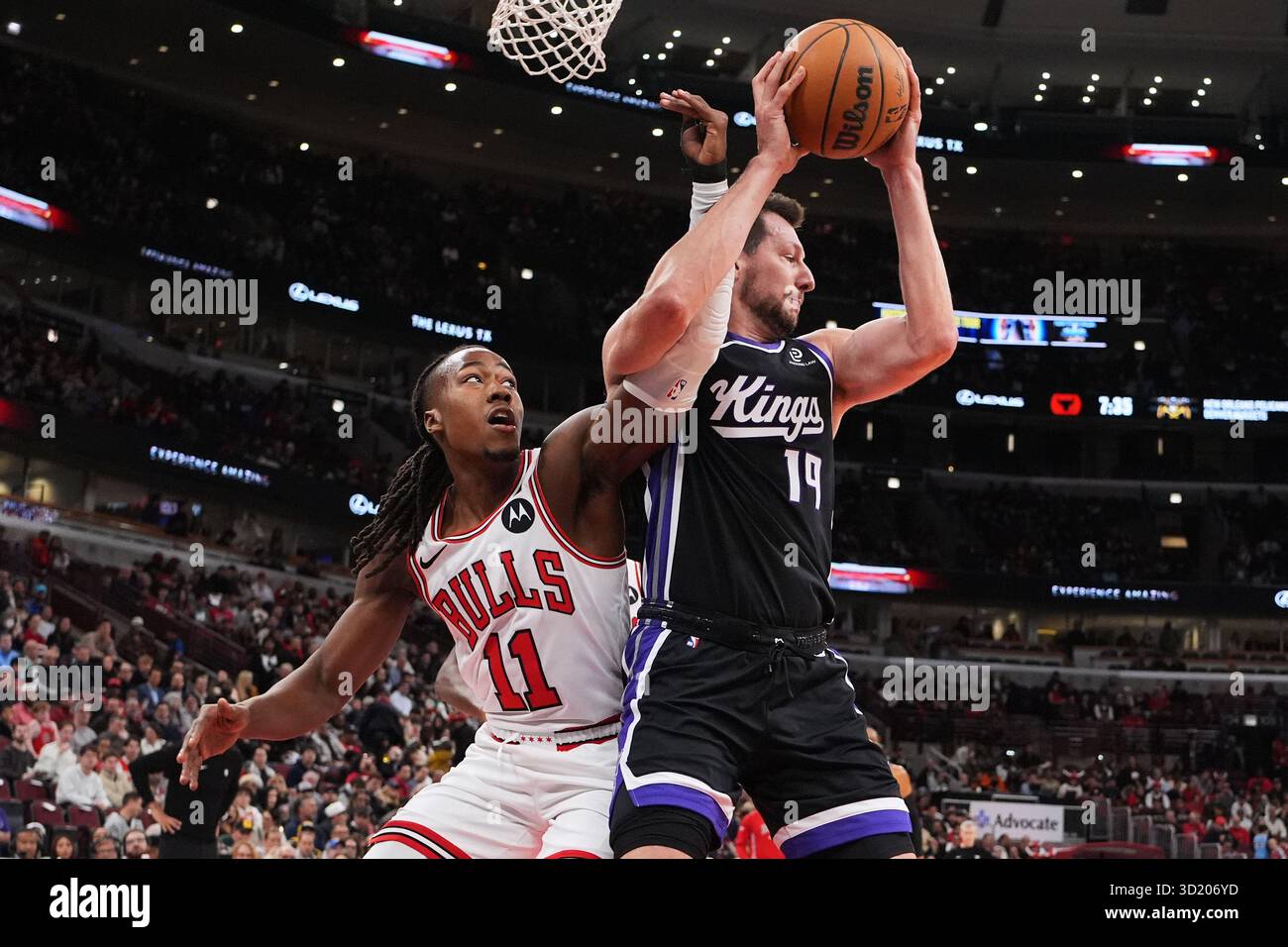 Sacramento Kings forward/center Drew Eubanks, right, battles for a ...