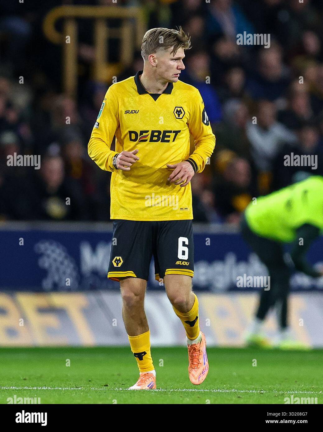 6, David Moller Wolfe of Wolverhampton Wanderers looks around during ...