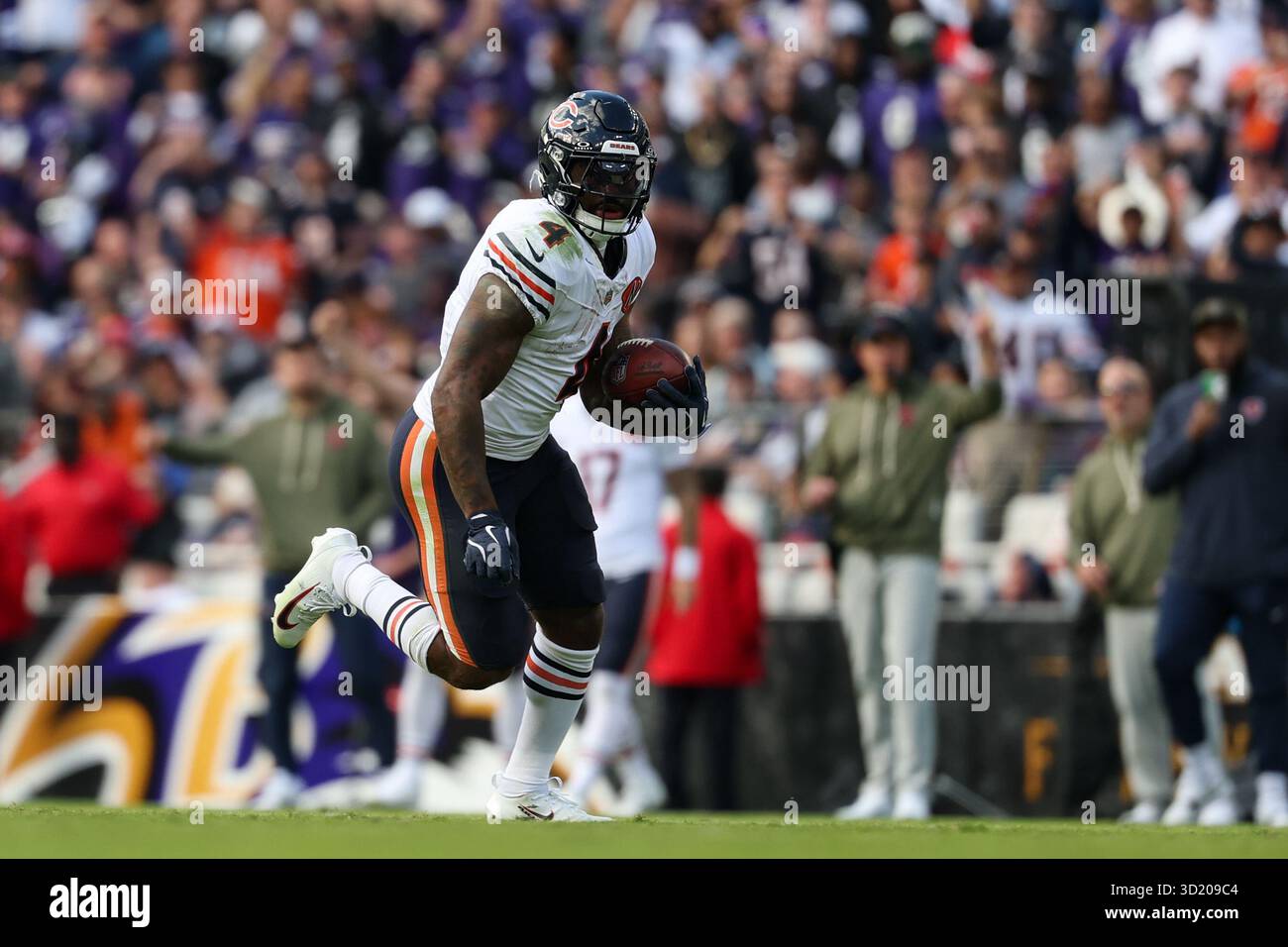 Chicago Bears running back D'Andre Swift (4) runs with the ball after ...