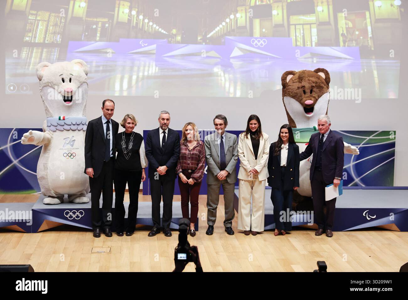 (251030) -- MILAN, Oct. 30, 2025 (Xinhua) -- Guests pose with Milano ...
