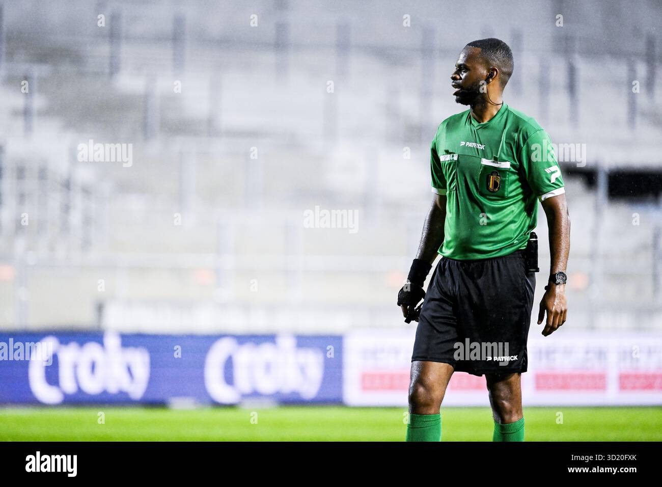 referee Matonga Simonini pictured during a soccer game between Royal ...