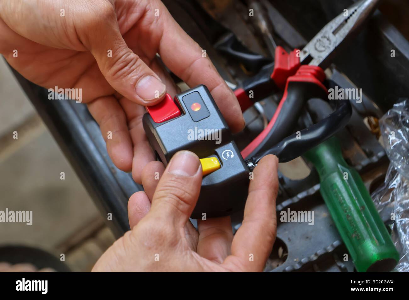 New Handlebar Switches In hand Change the switch button system, start ...
