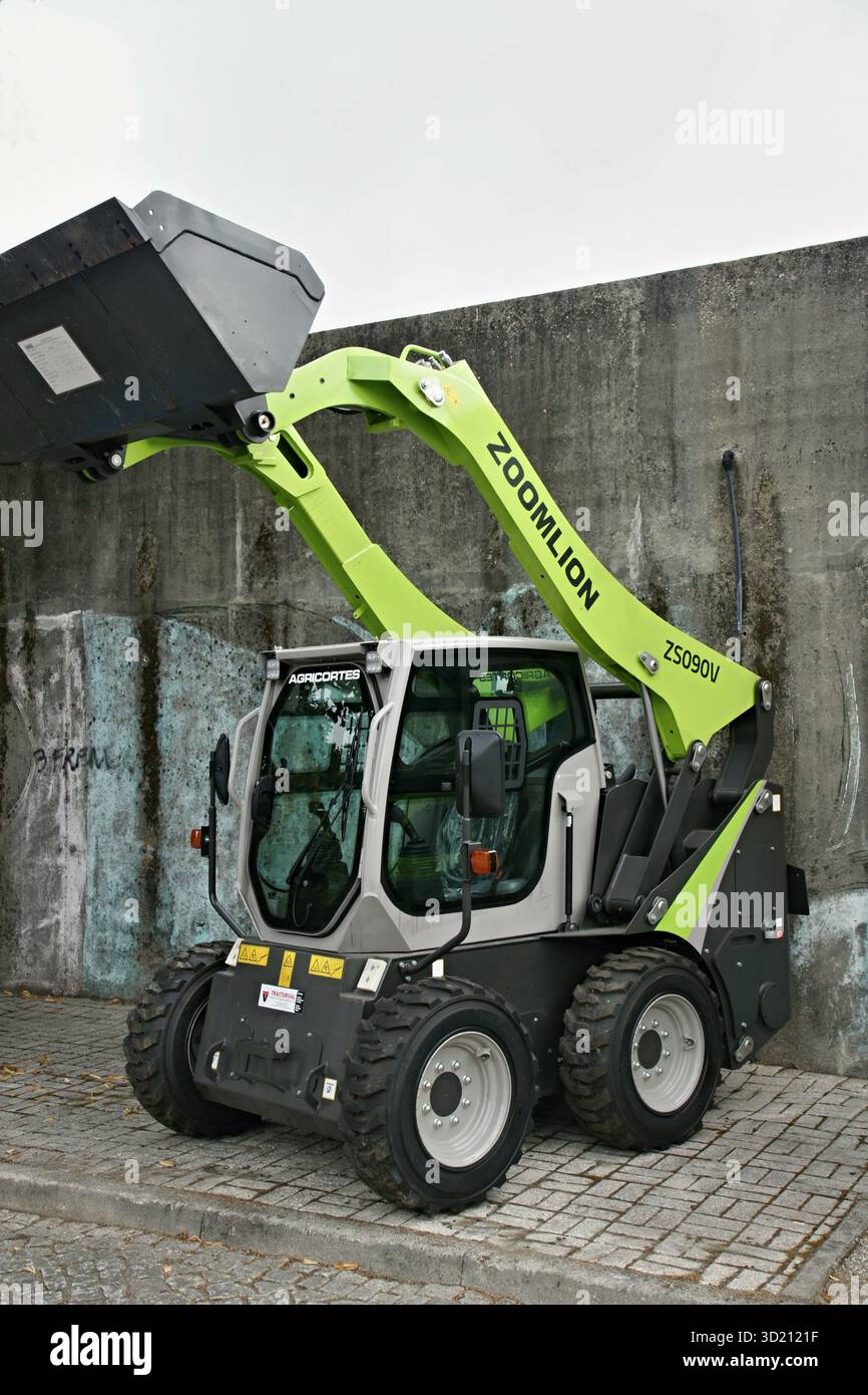 Zoomlion ZS090V compact articulated wheel loader lifting empty bucket ...