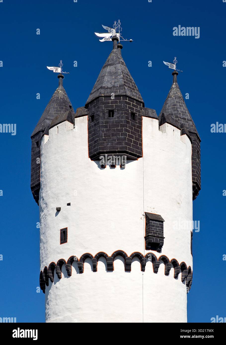 Bergfried mit steinernem Turmhelm und kleineren Tuermchen am ...