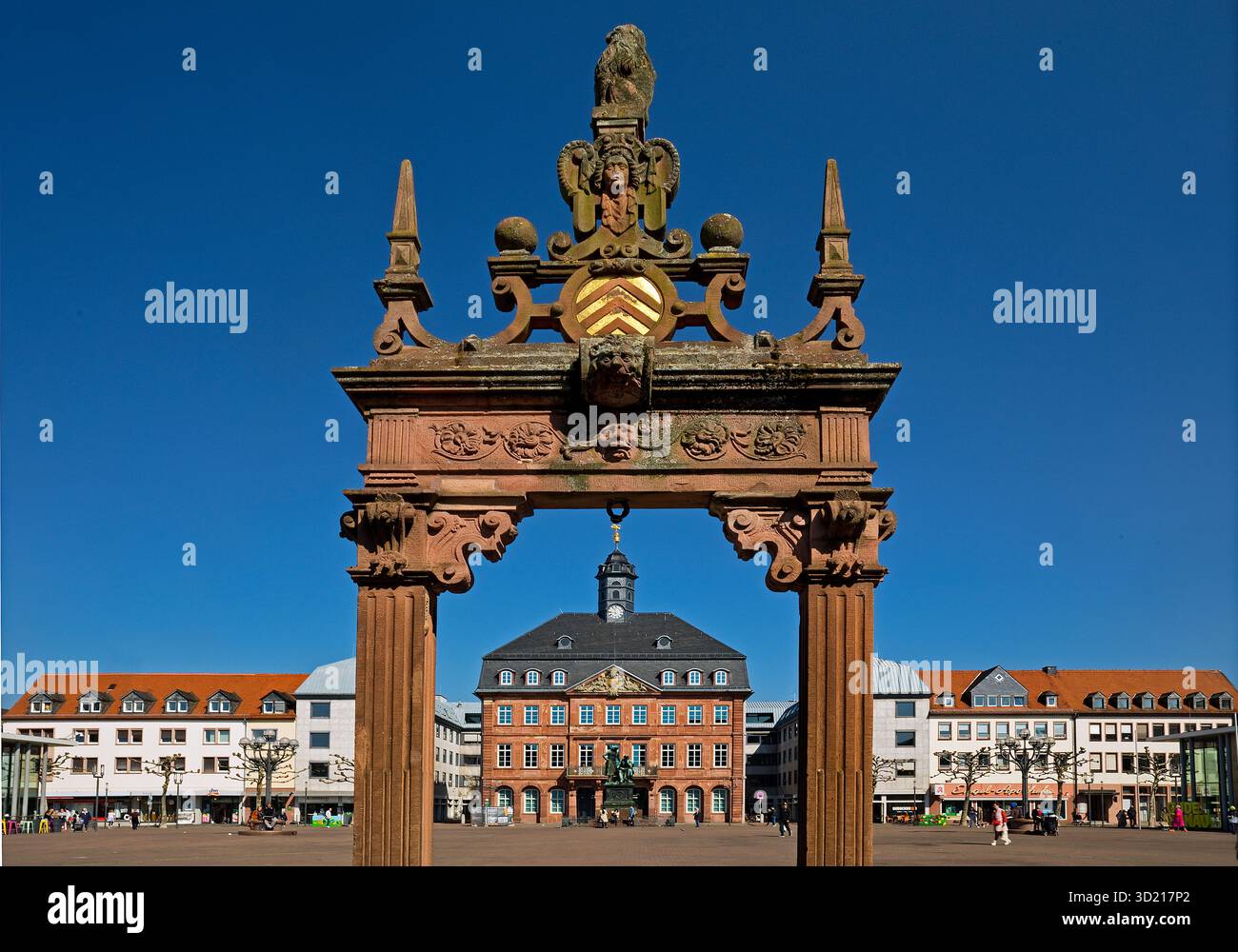 Neustaedter Rathaus mit dem Brueder-Grimm-Nationaldenkmal durch den ...