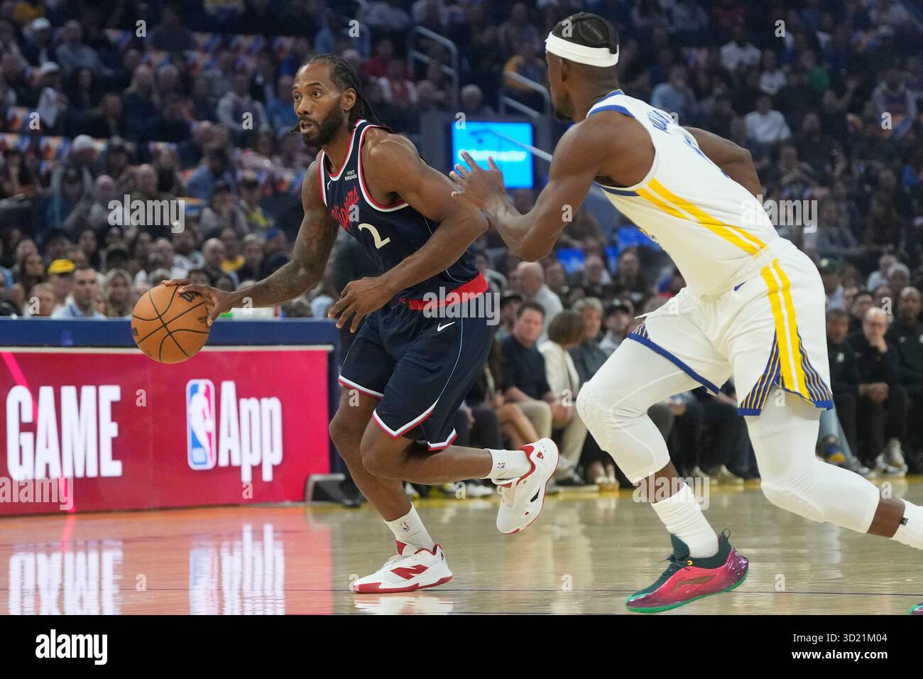 Los Angeles Clippers forward Kawhi Leonard, left, drives to the basket ...