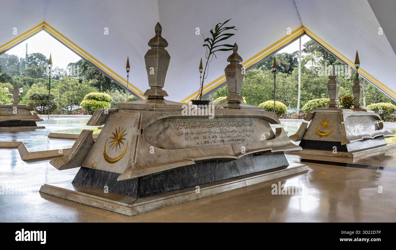 Tomb of Abdul Razak Hussein at Makam Pahlawan, Heroes' Mausoleum ...