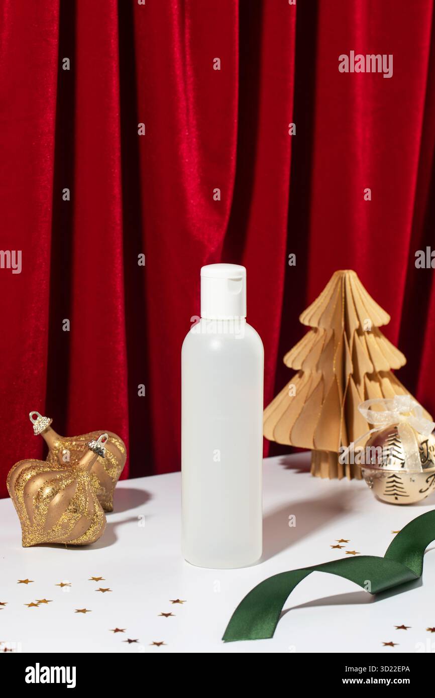 Plastic bottle christmas tree hi-res stock photography and images - Alamy