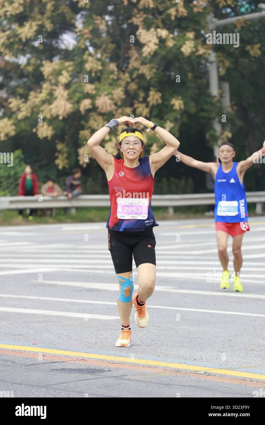 The 2025 Xinghua Marathon kicks off in Taizhou City, east China's ...