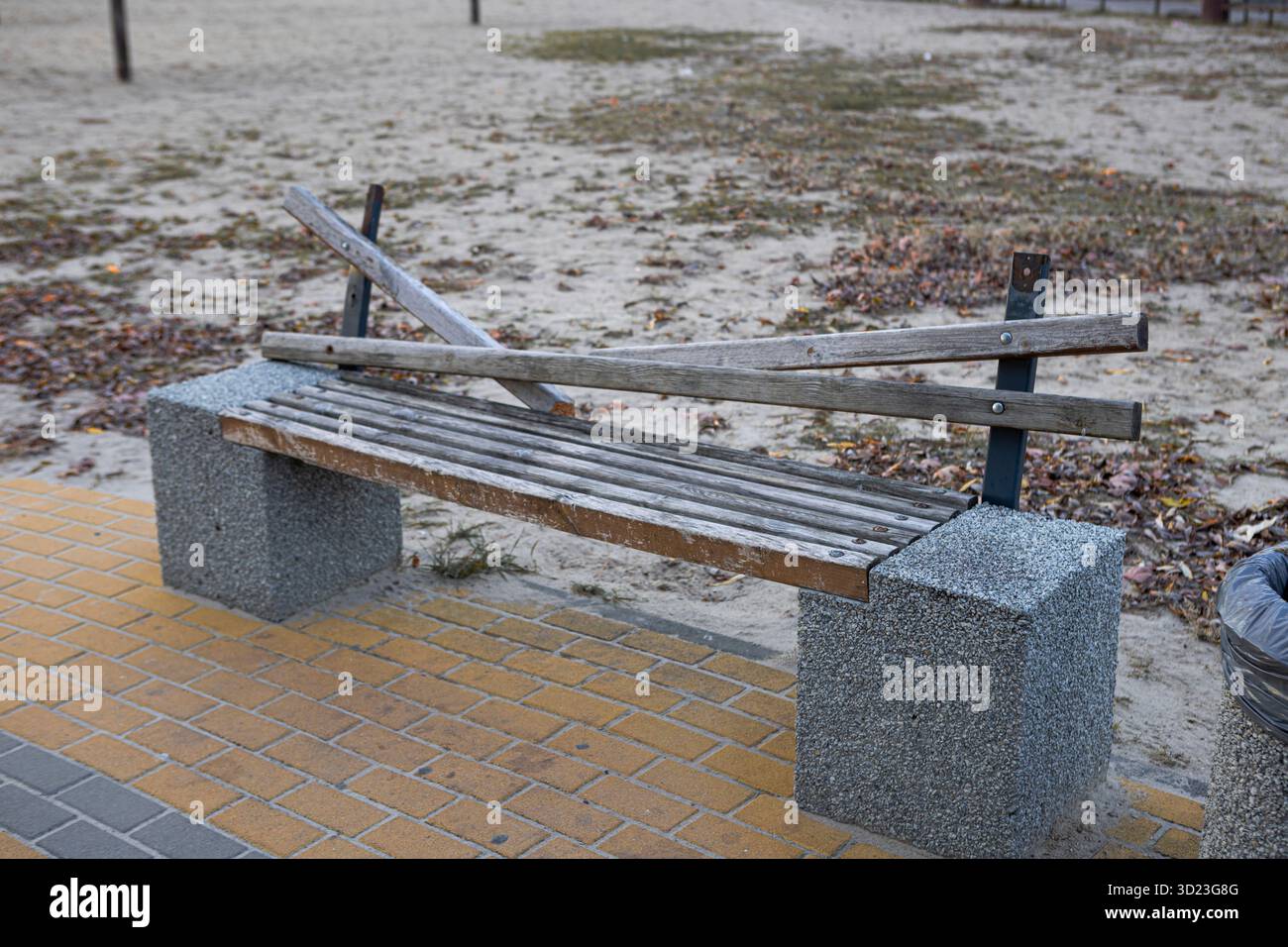 Green metal bench stands hi-res stock photography and images - Alamy