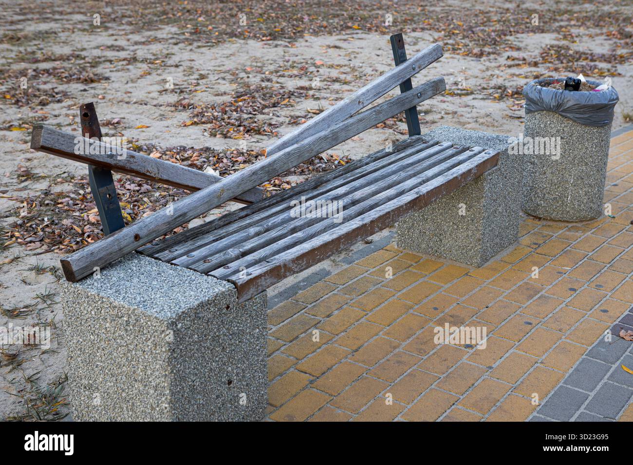 Green metal bench stands hi-res stock photography and images - Alamy