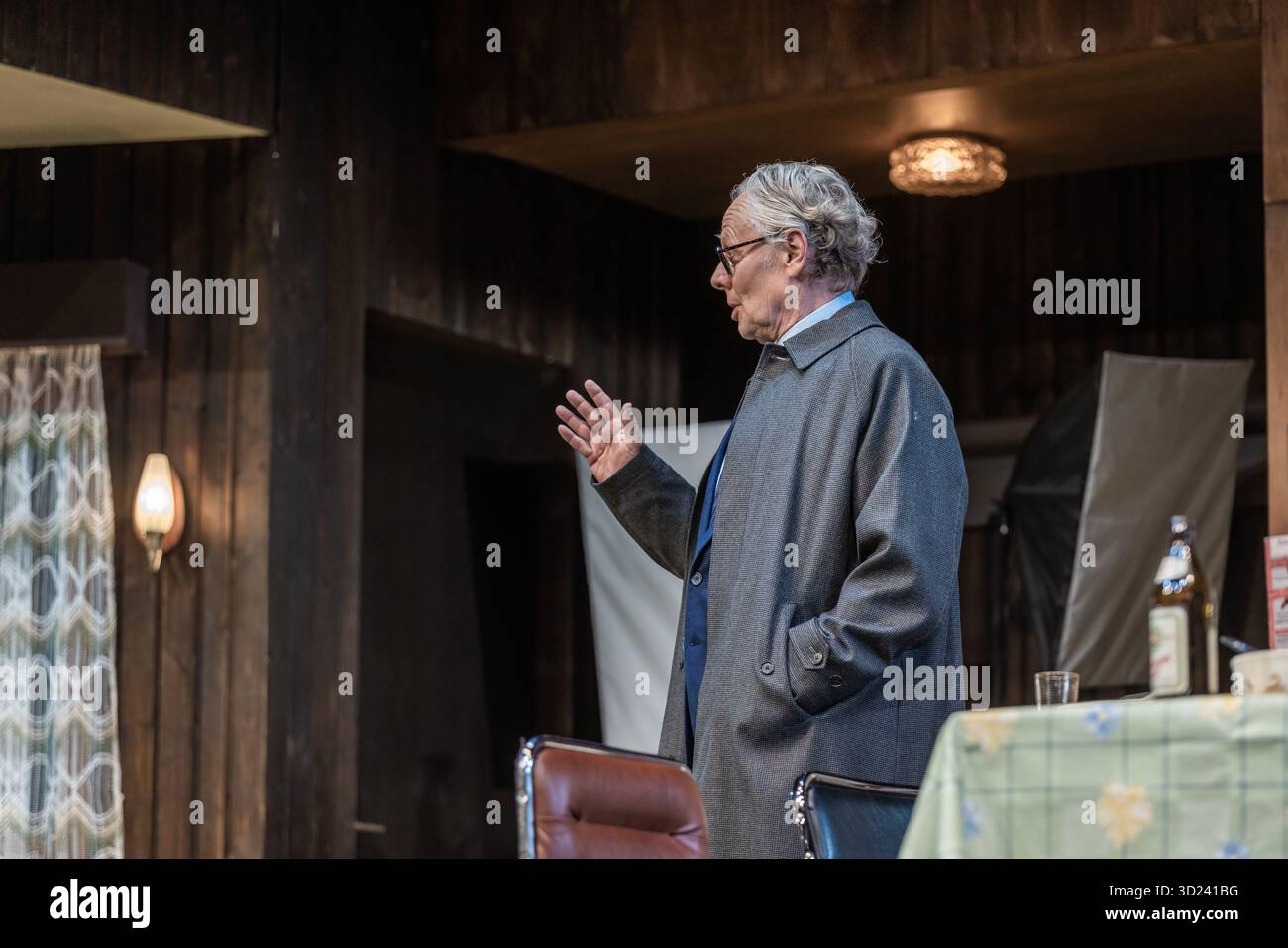 Inszenierung von Henrik Ibsens „Die Wildente“ in einer Fassung von Maja ...