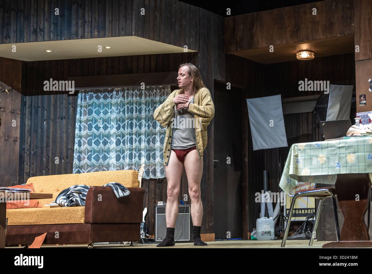 Inszenierung von Henrik Ibsens „Die Wildente“ in einer Fassung von Maja ...