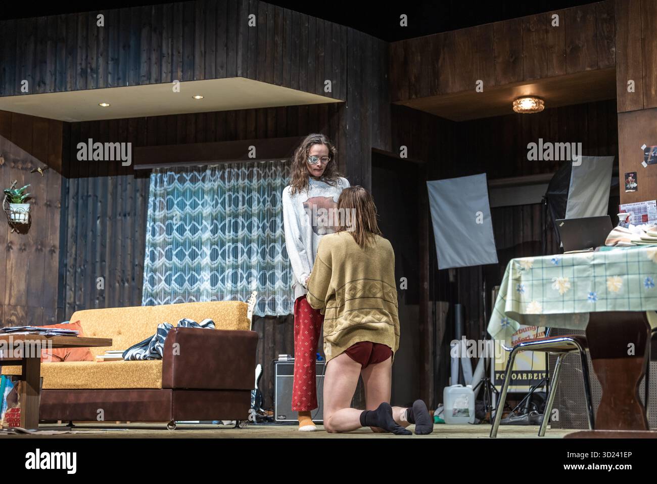 Inszenierung von Henrik Ibsens „Die Wildente“ in einer Fassung von Maja ...