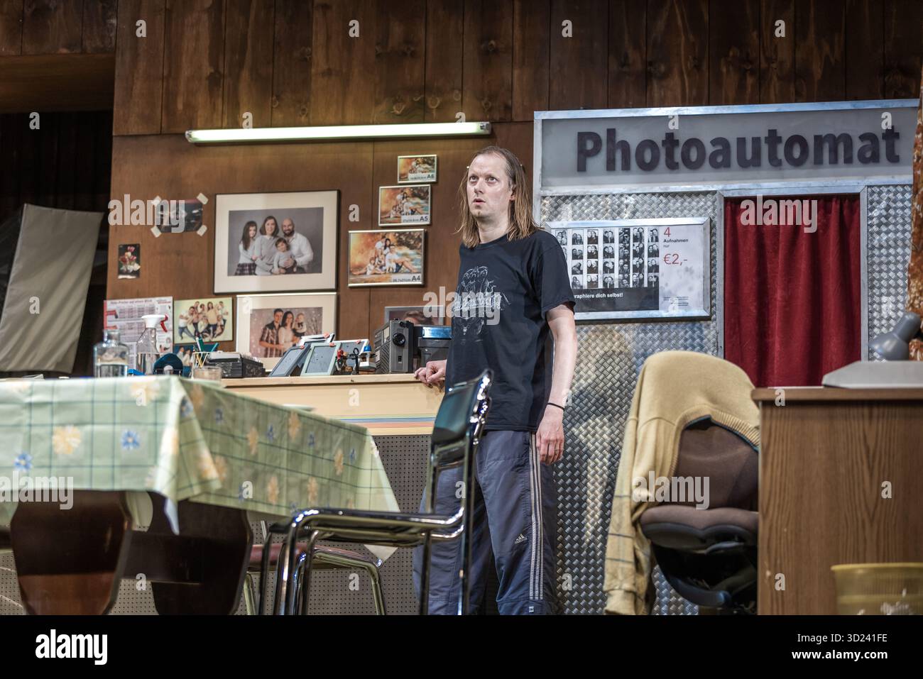 Inszenierung von Henrik Ibsens „Die Wildente“ in einer Fassung von Maja ...