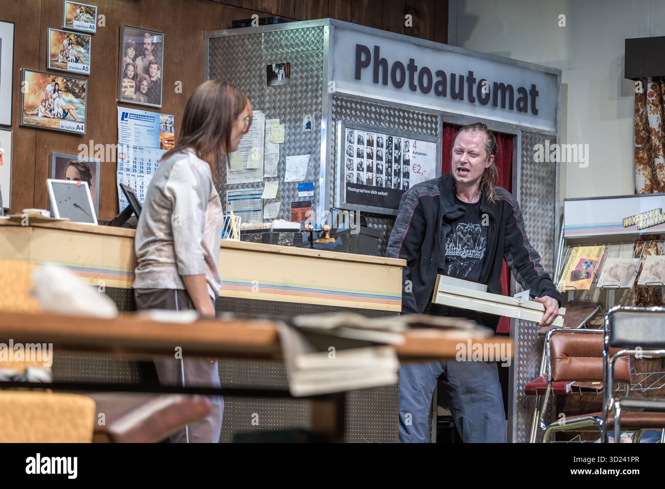 Inszenierung von Henrik Ibsens „Die Wildente“ in einer Fassung von Maja ...