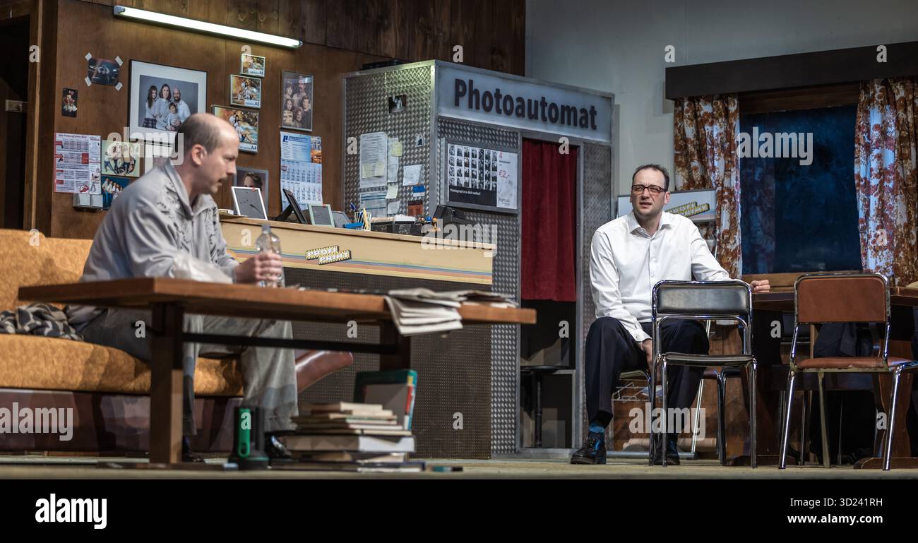 Inszenierung von Henrik Ibsens „Die Wildente“ in einer Fassung von Maja ...