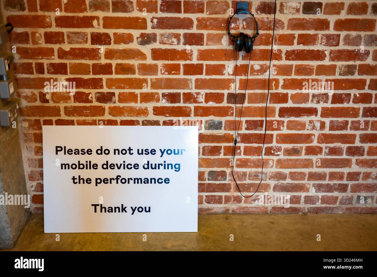 Do not use your mobile device sign Stock Photo - Alamy
