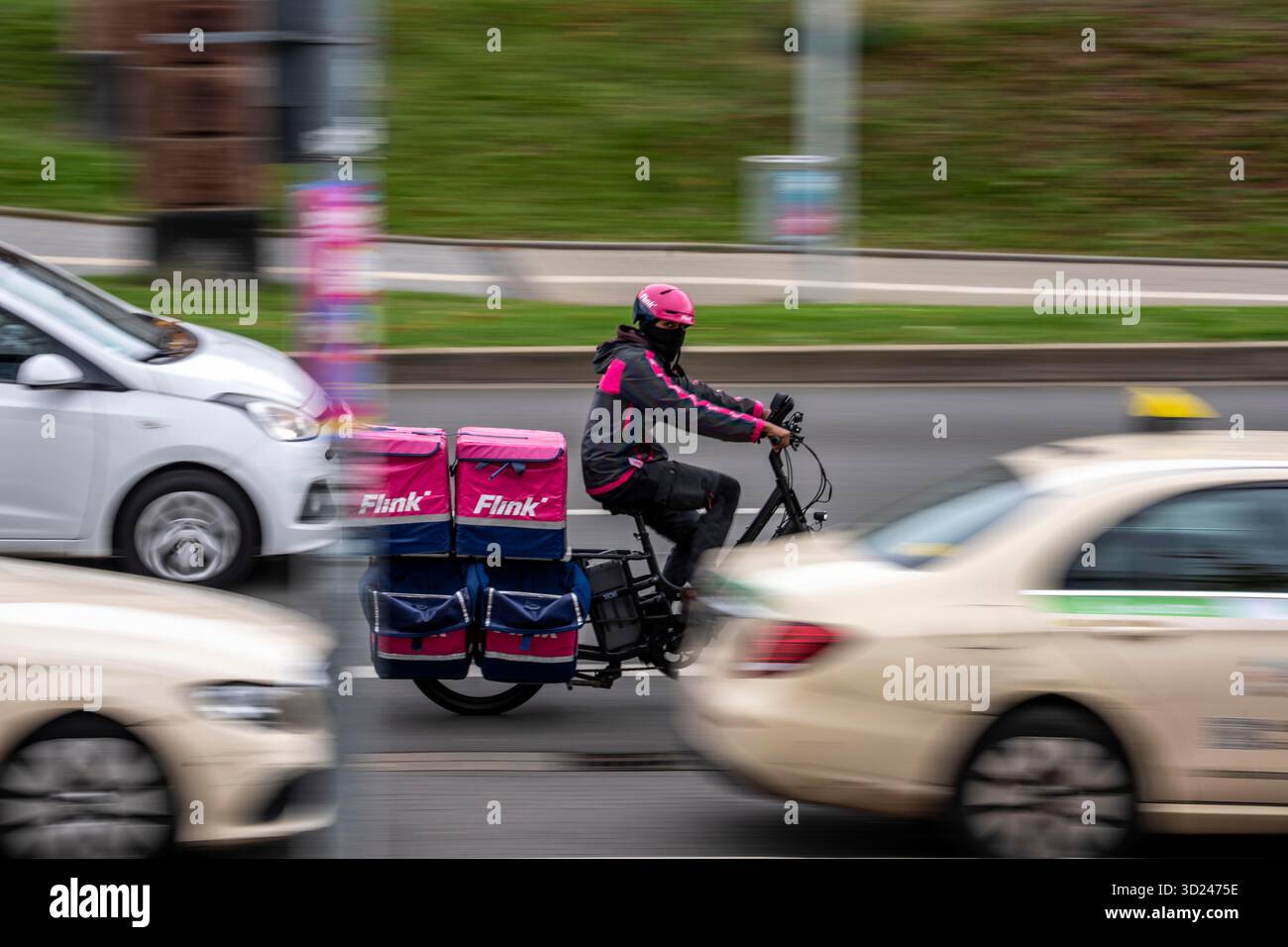 Bike taxis in service hi-res stock photography and images - Alamy