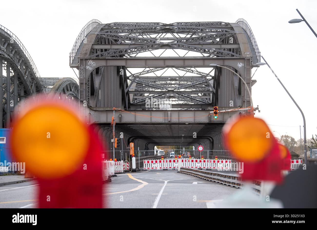 30 October 2025, Hamburg: View of the closed Freihafenelbbrücke bridge ...