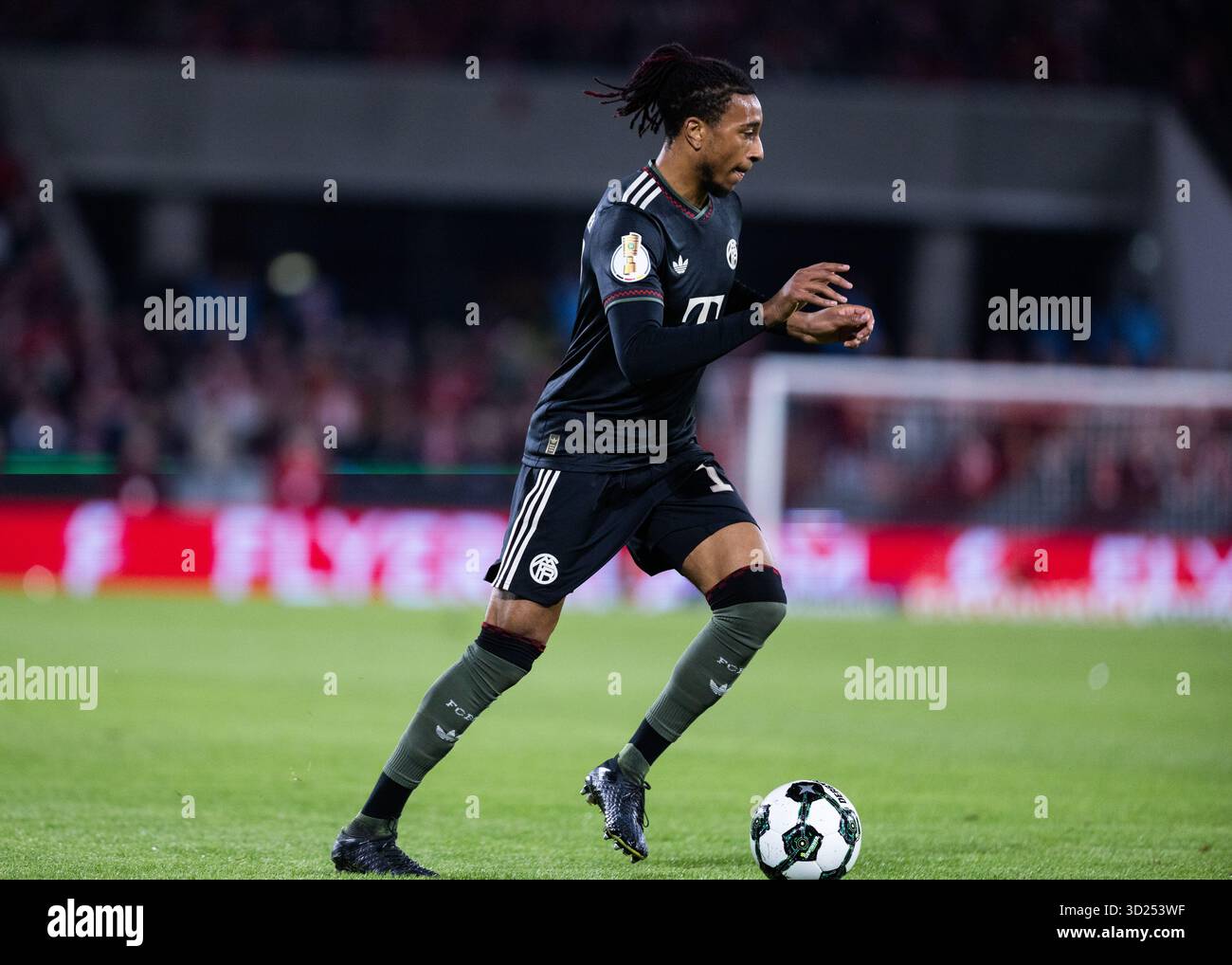 Koeln, RheinEnergieStadion, 29.10.2025: Michael Olise of Muenchen runs ...