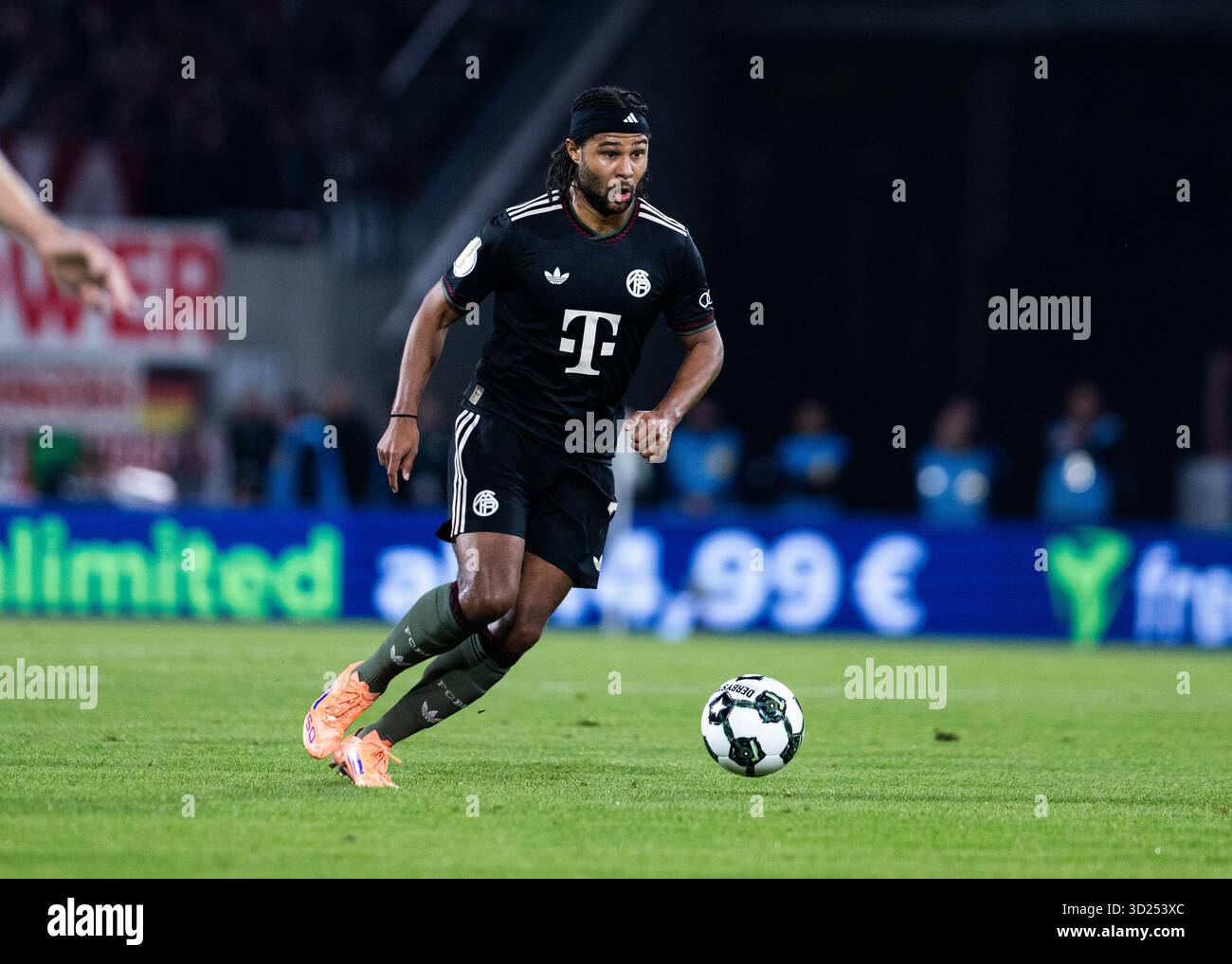 Koeln, RheinEnergieStadion, 29.10.2025: Serge Gnabry of Muenchen runs ...