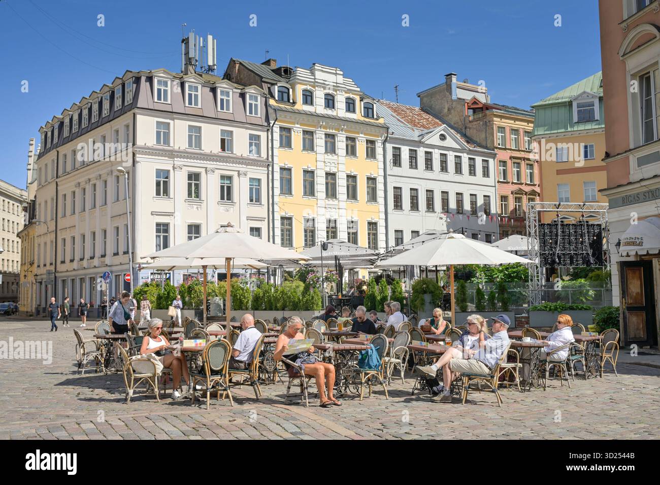 CafÃ , Altbauten, Gebäude am Domplatz Doma laukums, Altstadt, Riga, Lettland *** CafÃ , old ...