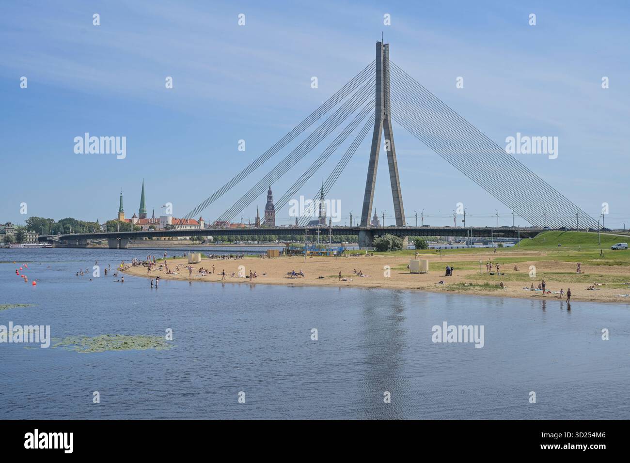 Badestrand Kipsalas pludmale am Fluß Düna, Vansu-Brücke, Riga, Lettland ...