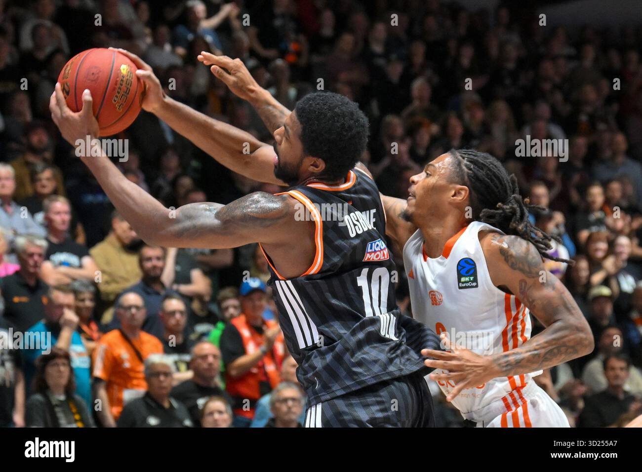 Malik Osborne (ratiopharm ulm) li. und Nike Sibande (NINERS Chemnitz ...