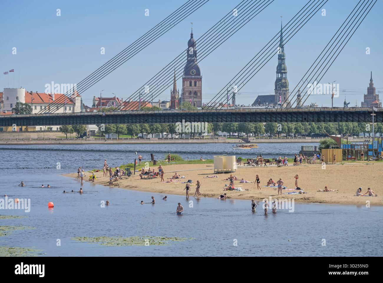 Badestrand Kipsalas pludmale am Fluß Düna, Vansu-Brücke, Riga, Lettland ...