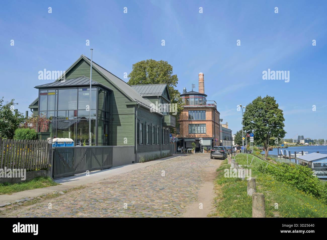 Wohnhaus, hinten Restaurant Fabrikas Restorans, Balasta dambis ...