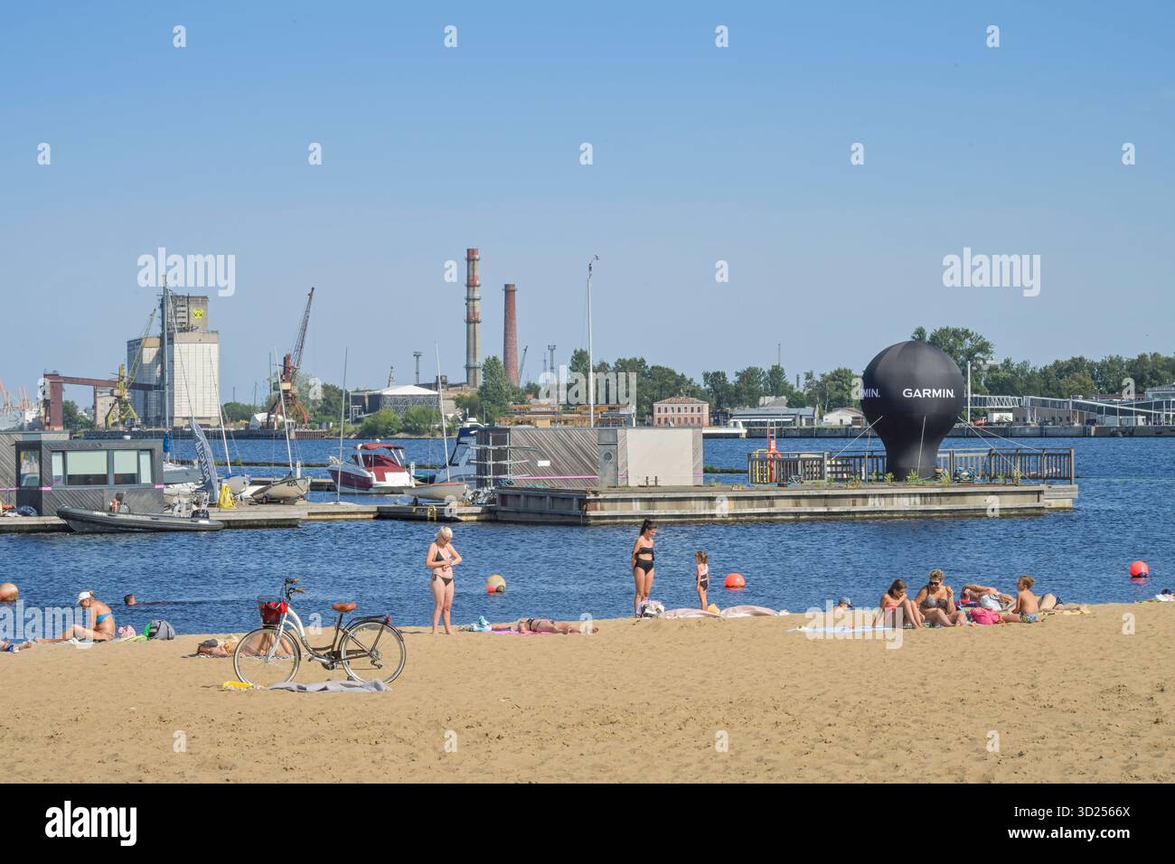 Badestrand Kipsalas pludmale am Fluß Düna, Riga, Lettland *** Kipsalas ...