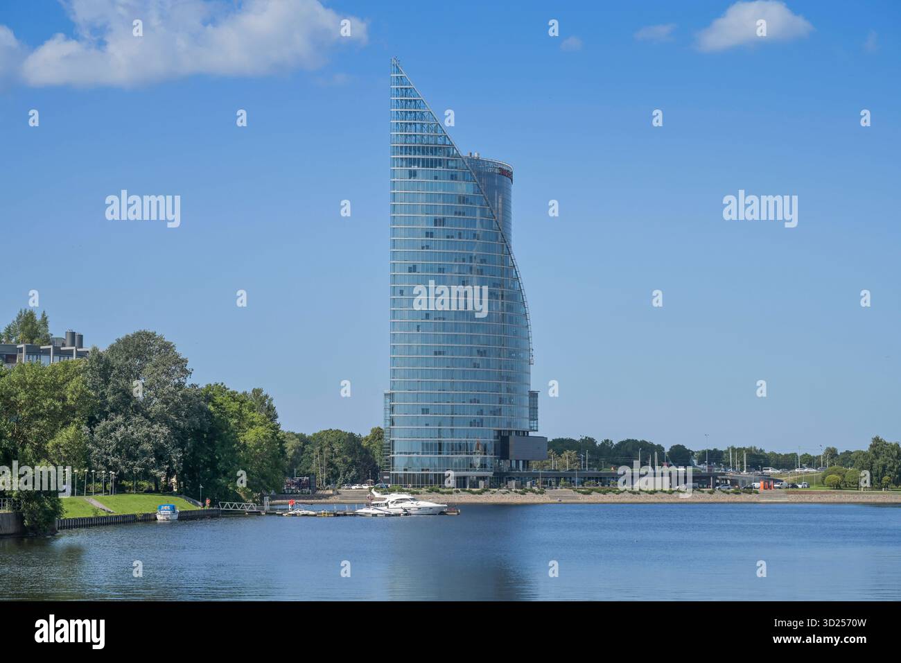 Hochhaus Saules Akmens, lettischer Hauptsitz der Swedbank, Fluß Düna ...