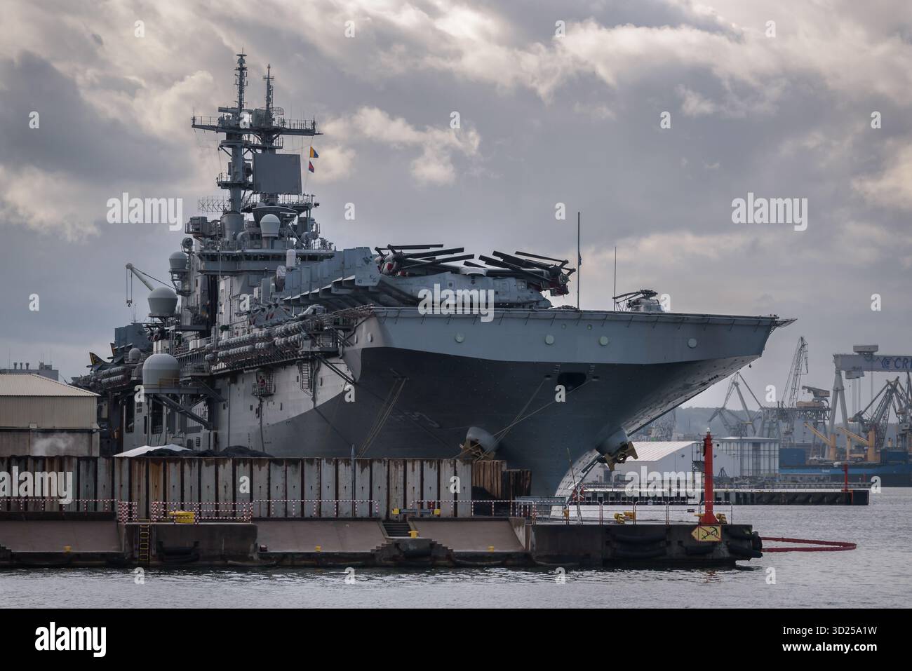 Us navy amphibious transport hi-res stock photography and images - Alamy