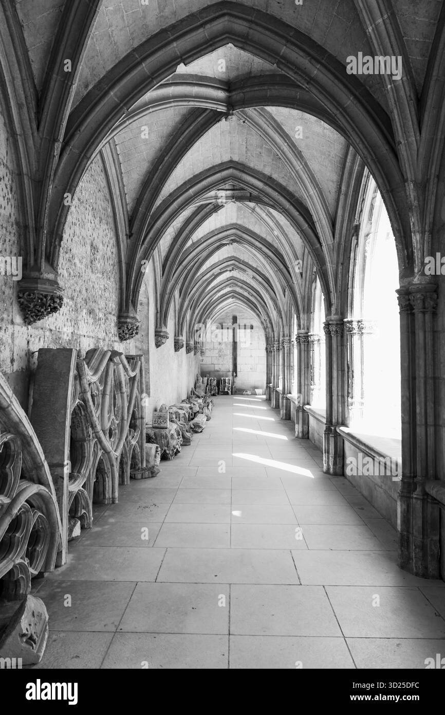 Interior gothic church big Black and White Stock Photos & Images - Alamy