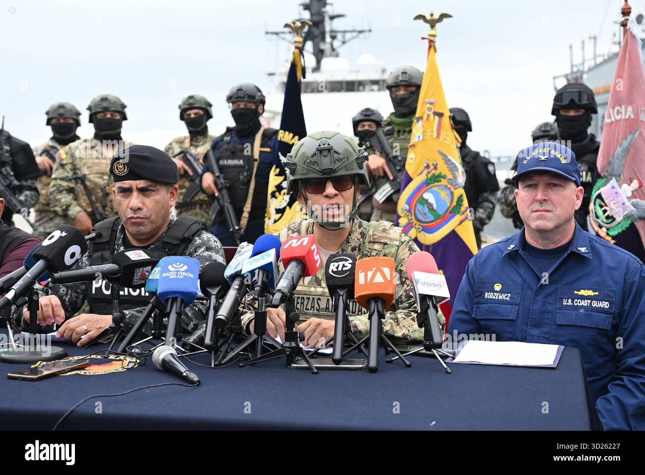 MANTA DETENTIDOS DROGA USA Manta, October 30, 2025 Arrival of a U.S. Coast Guard vessel, which ...