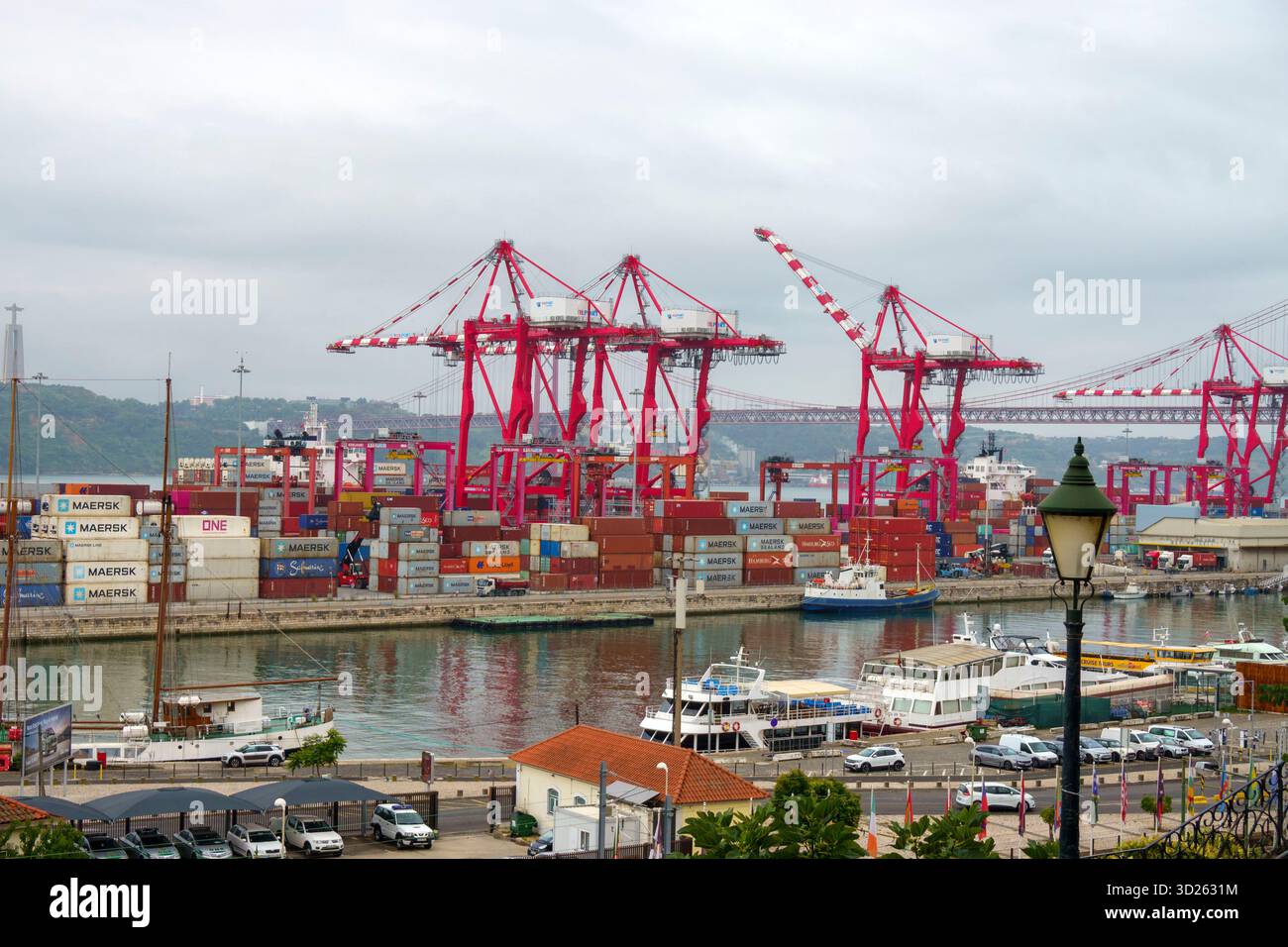 Gantry cranes shipping containers hi-res stock photography and images ...