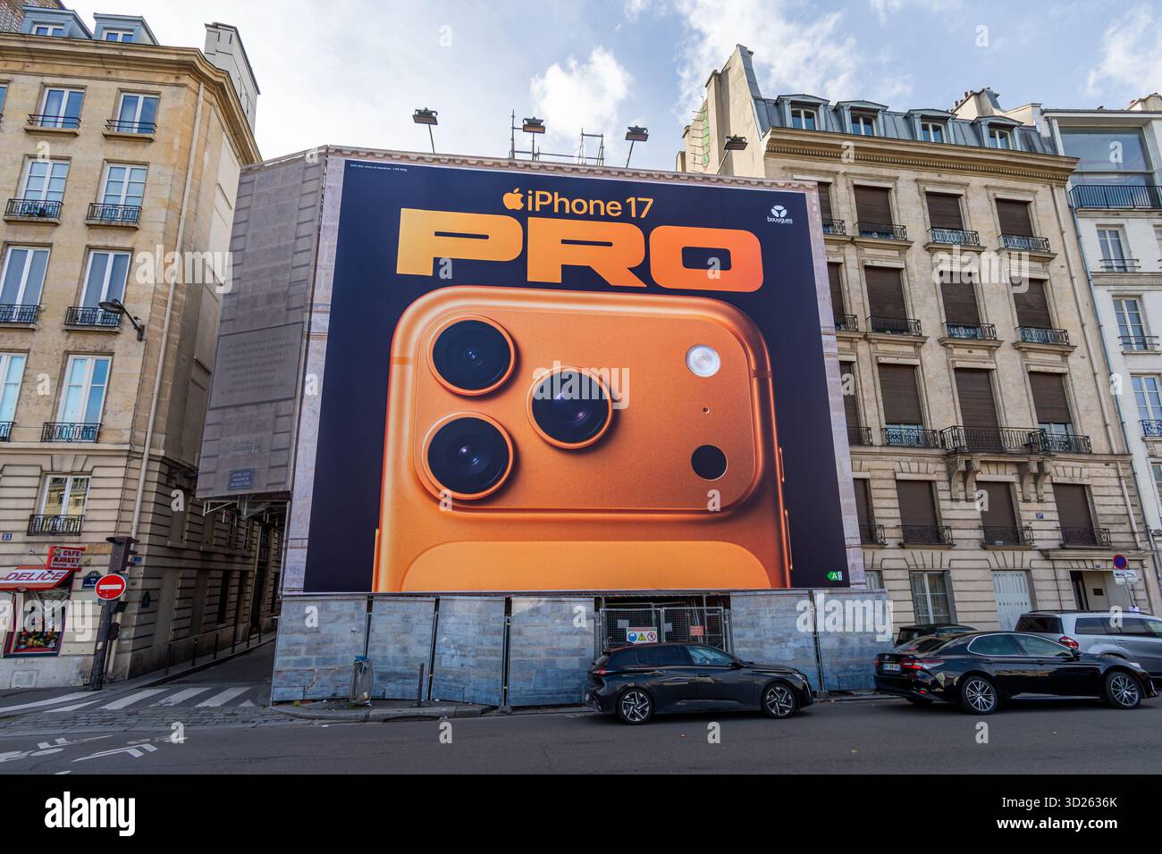 Iphone 17系列悬挂式展陈 hi-res stock photography and images - Alamy