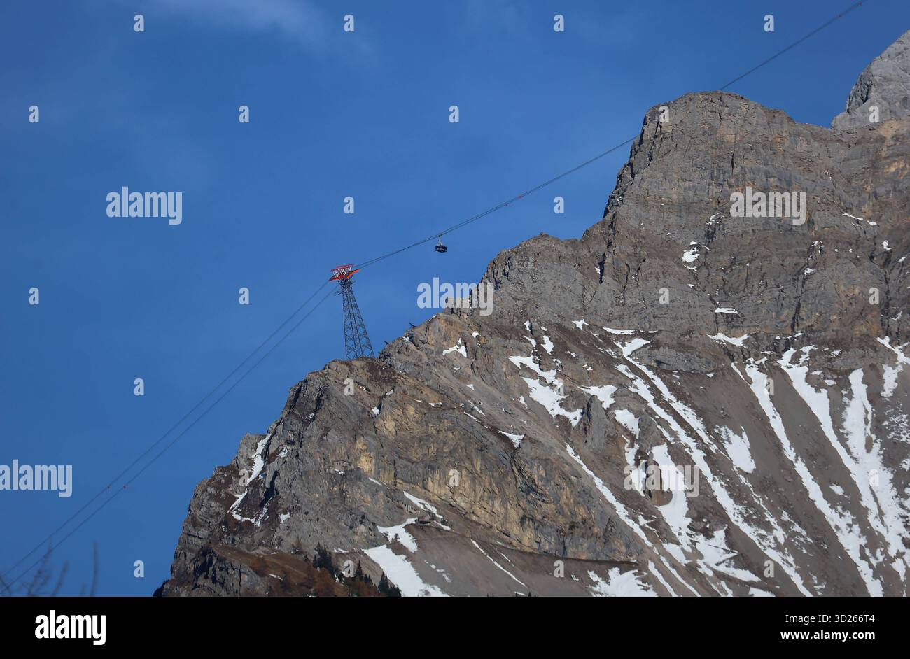 Hier der Blick an einem Herbsttag auf die Zugspitze, Zugspitzmassiv ...