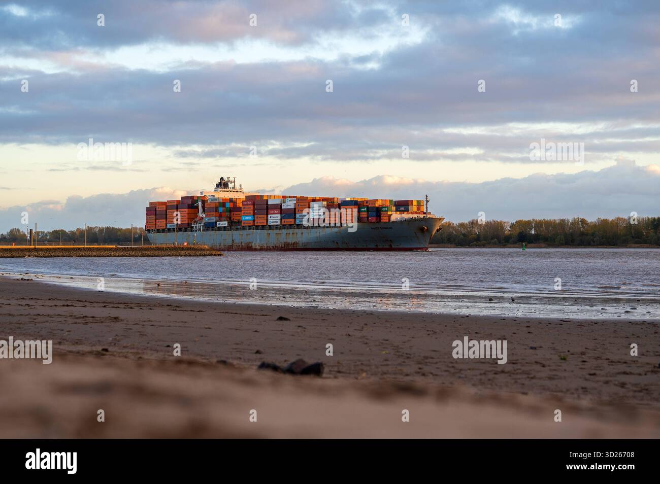 Deutschland, Schleswig-Holstein, Wedel, 30.10.2025: Das Containerschiff ...